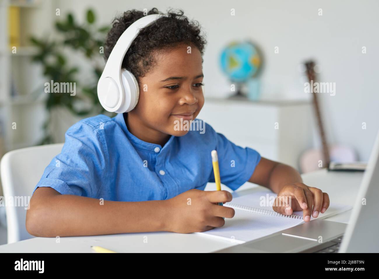Tutoring black children hi-res stock photography and images - Alamy