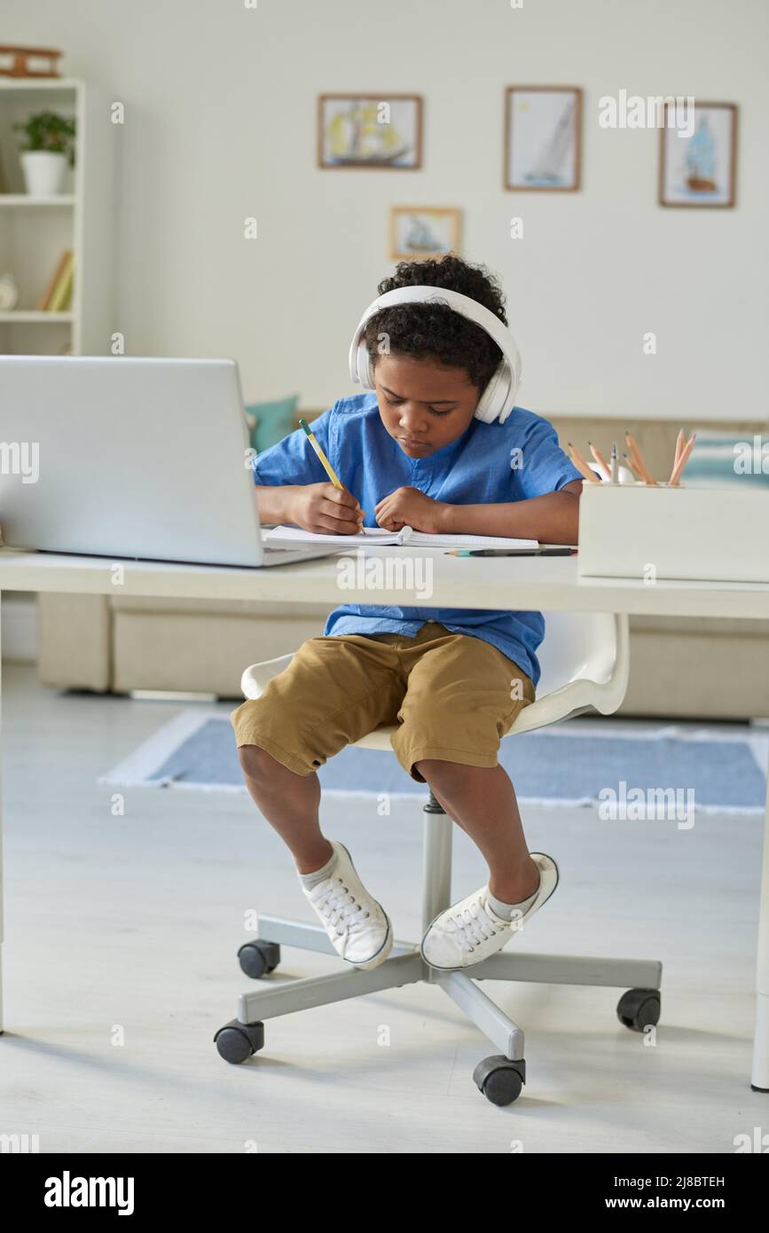 Tutoring black children hi-res stock photography and images - Alamy