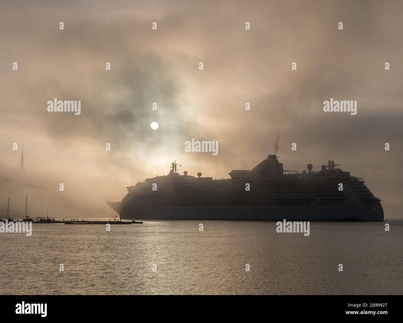 Cobh, Cork, Ireland. 15th May, 2022. Coastal fog and a rising sun greet ...