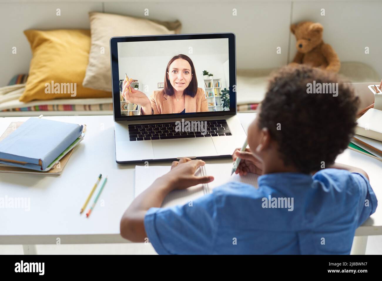 Boys looking computer over shoulder hi-res stock photography and images ...