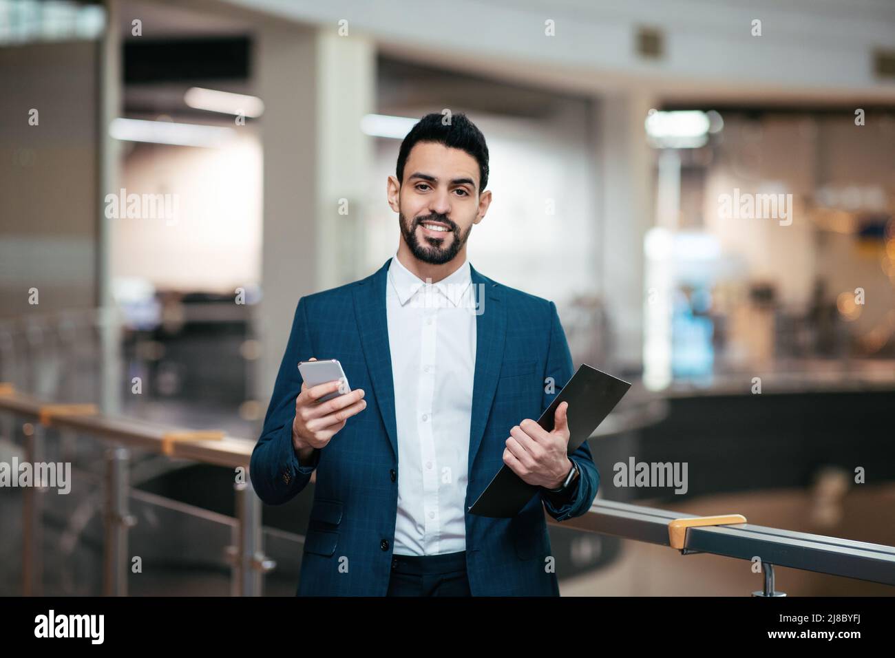Middle eastern man suit hi-res stock photography and images - Alamy