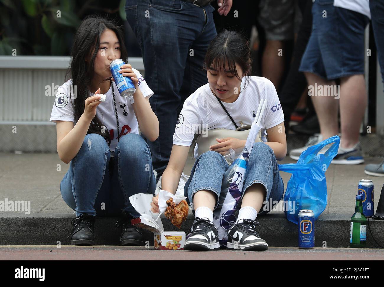 Tottenham hotspur fans outside tottenham hotspur stadium hi-res stock ...