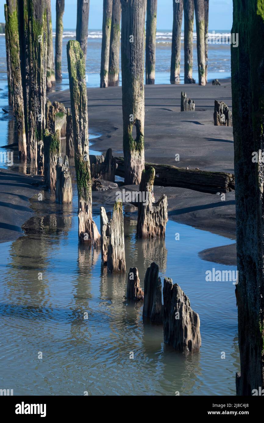 Broken wharf history hi-res stock photography and images - Alamy