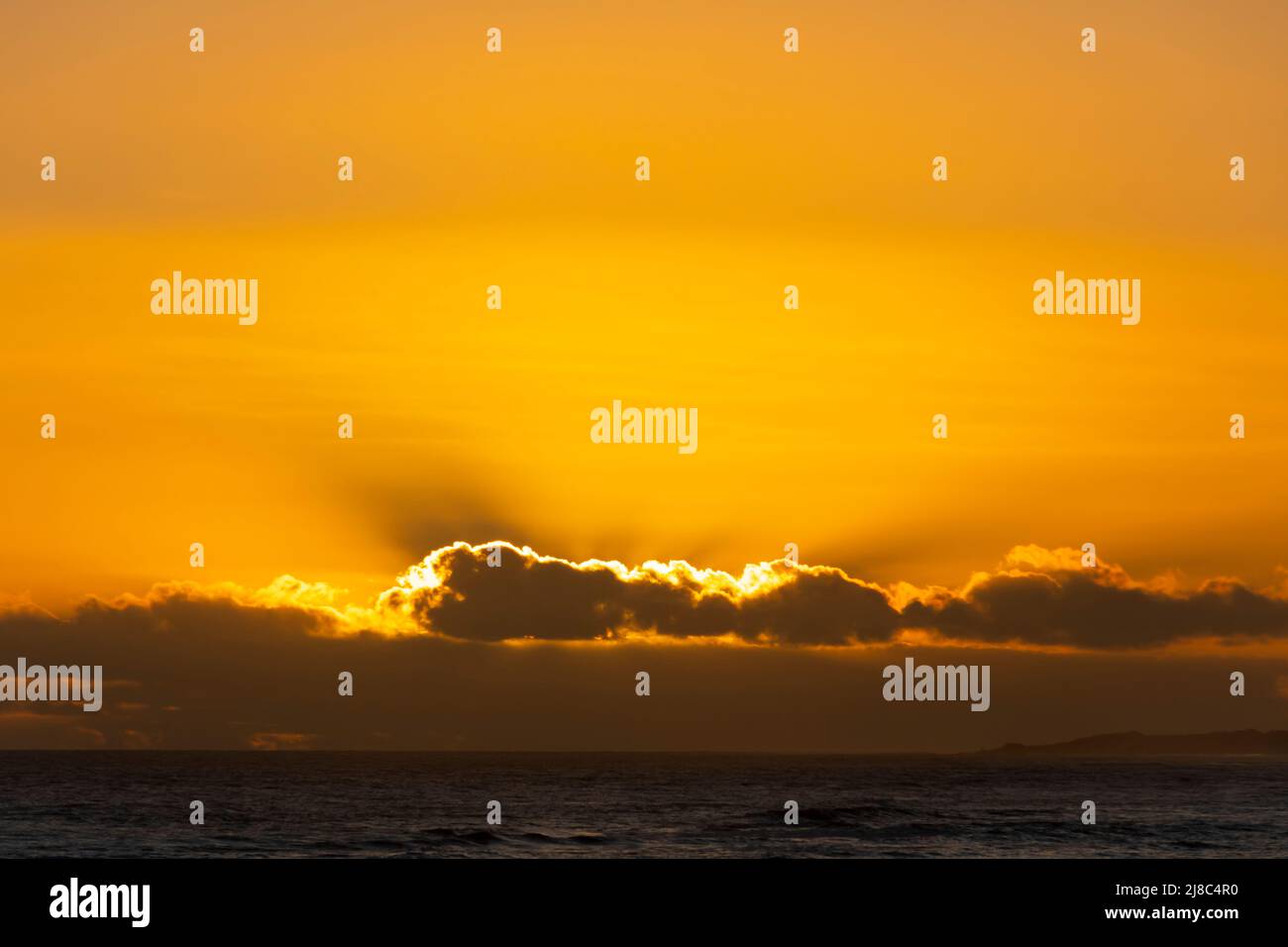 Sunset behind clouds, Waverly Beach, South Taranaki, North Island, New ...
