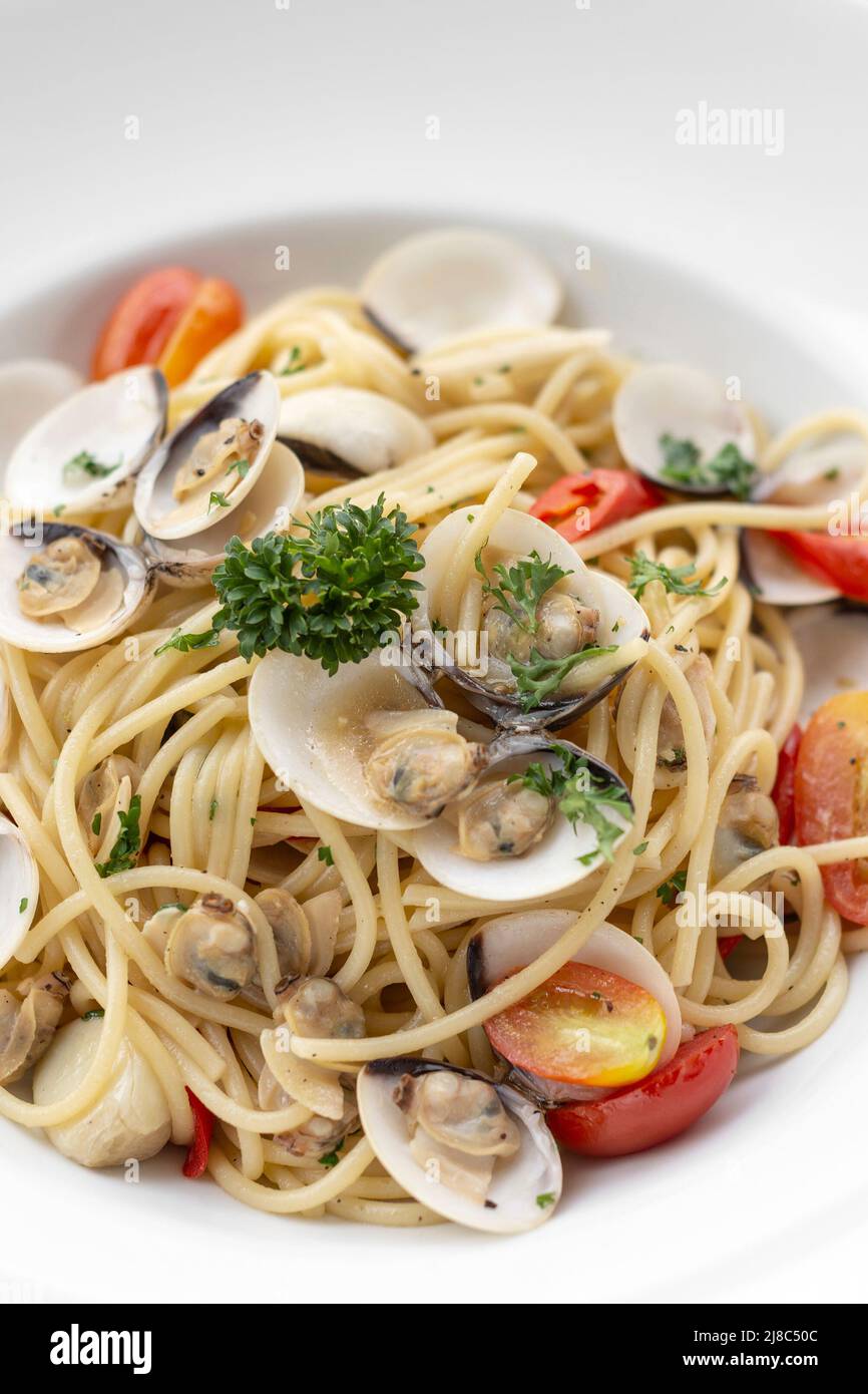 Spaghetti alle Vongole with fresh clams and tomato in sicily italy ...