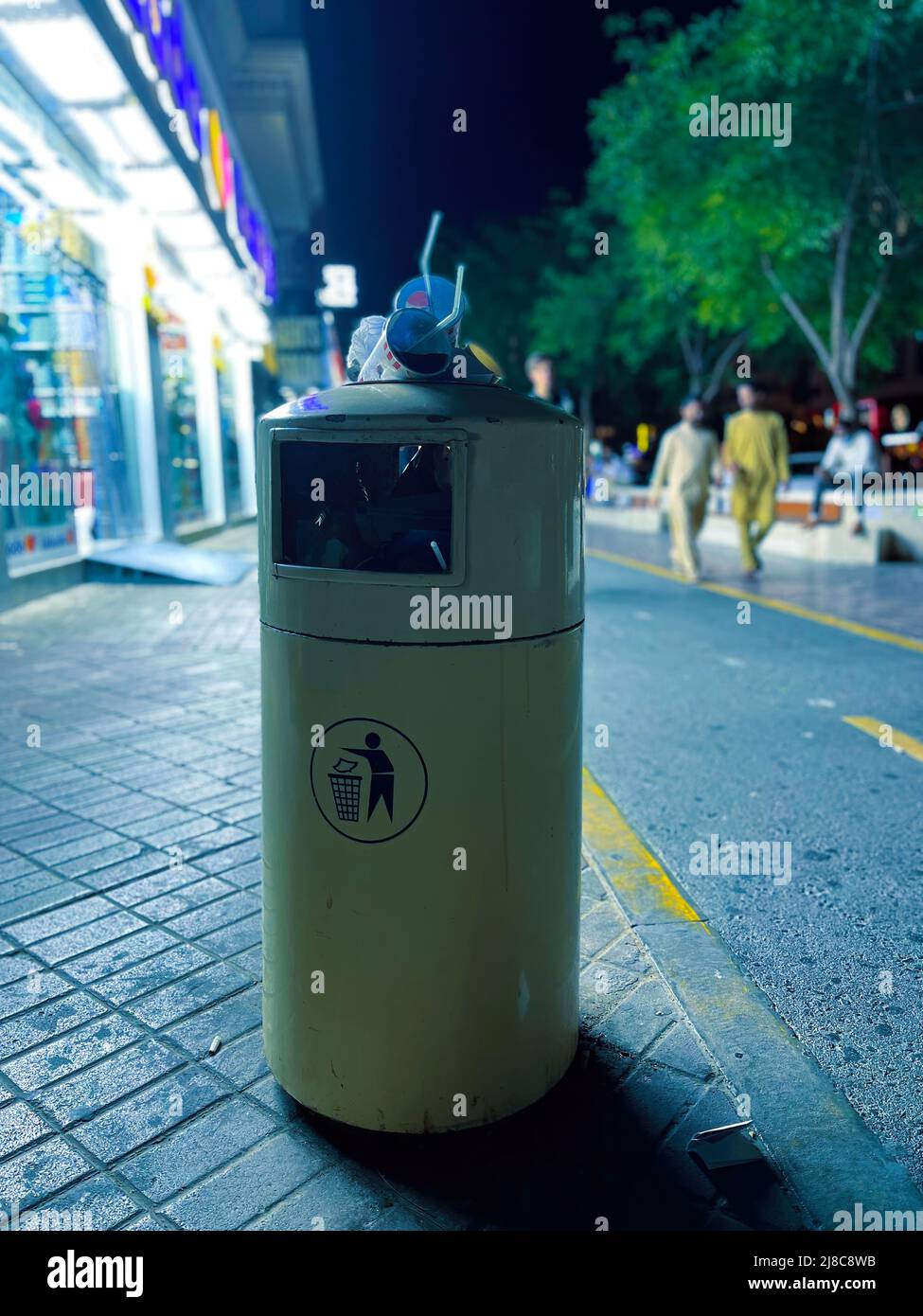 Streamers party people house hi-res stock photography and images - Alamy