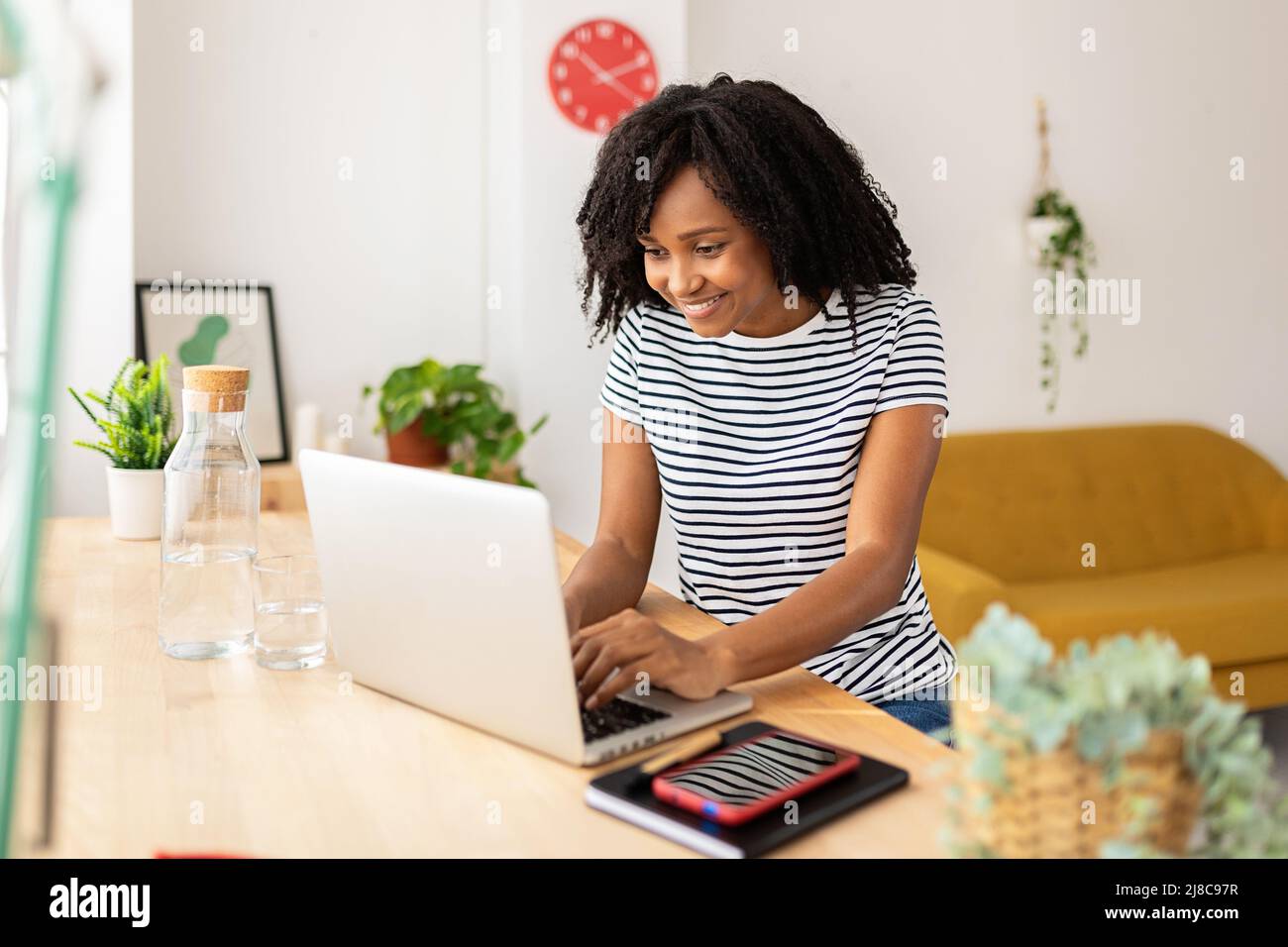 African american woman computer hi-res stock photography and images - Alamy