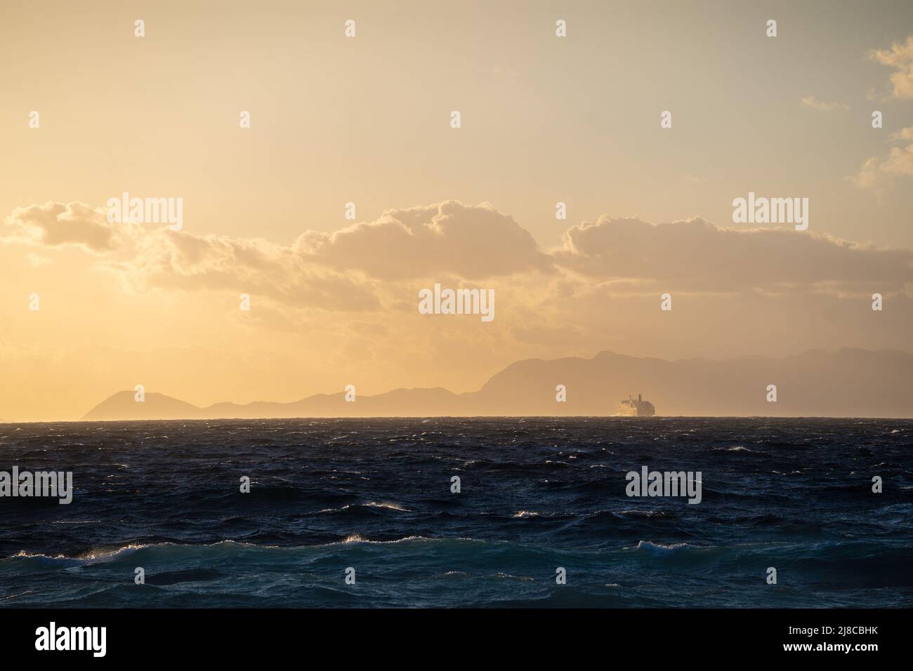Ocean far away hi-res stock photography and images - Alamy