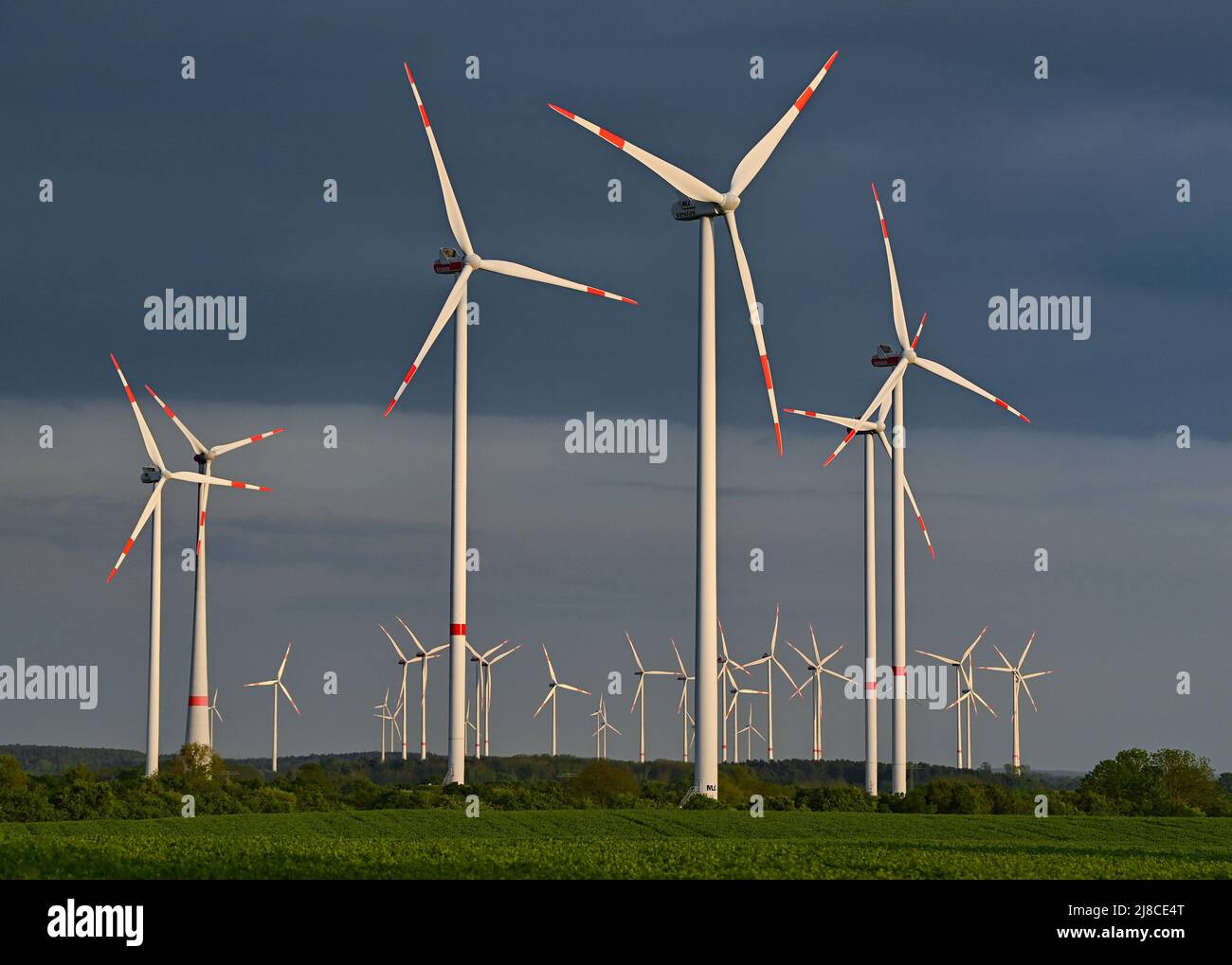 13 May 2022, Brandenburg, Sieversdorf: Wind turbines at the ...