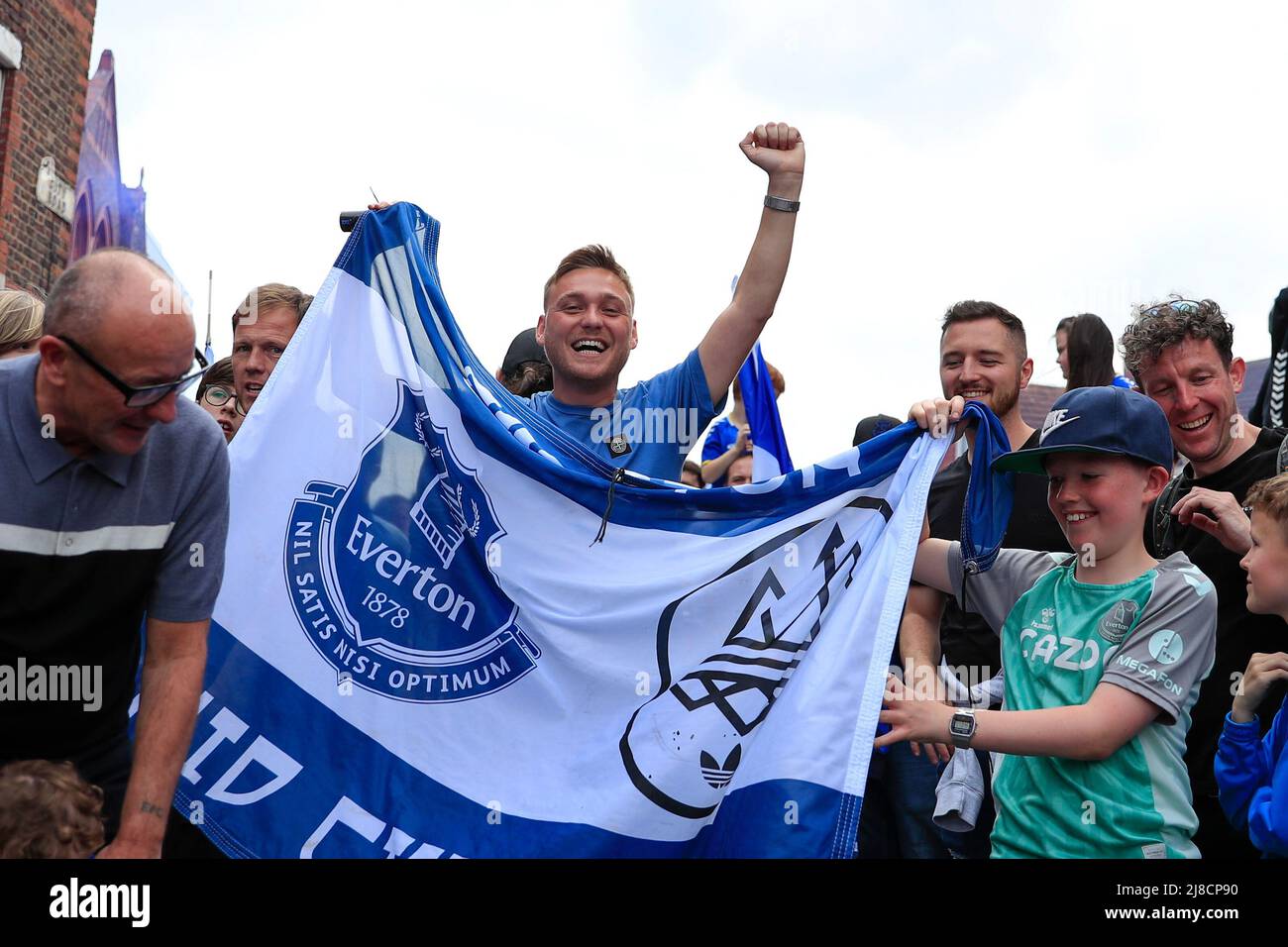 Everton fans await the arrival of the team bus Stock Photo - Alamy
