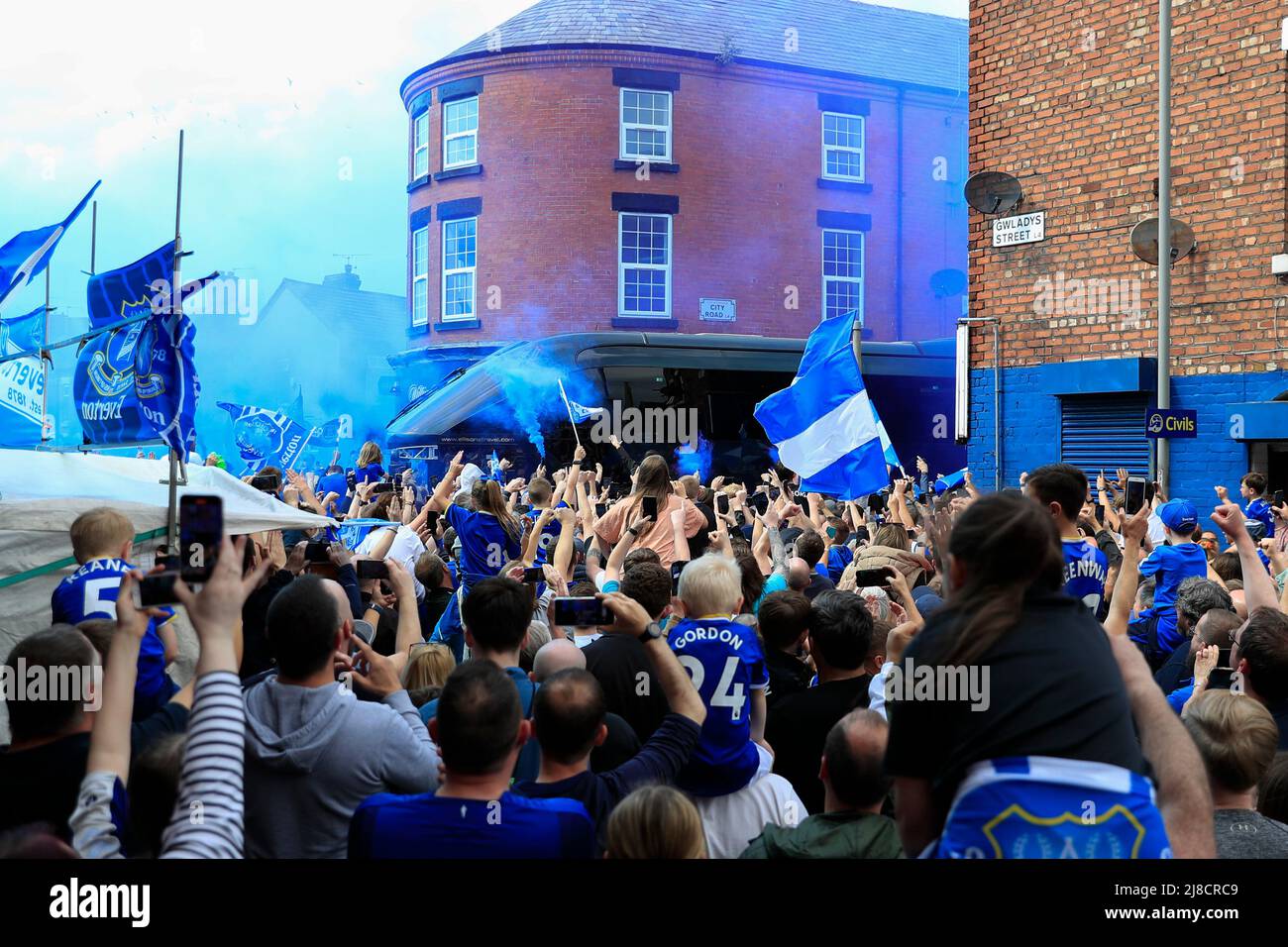 Everton fans await the arrival of the team bus Stock Photo - Alamy