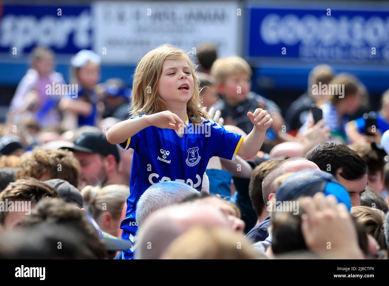 Everton fans await the arrival of the team bus Stock Photo - Alamy