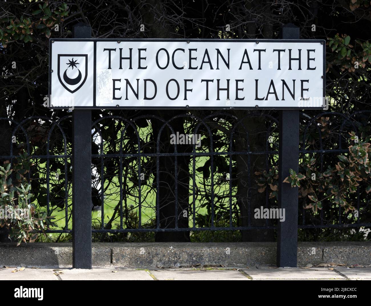 Lane end sign hi-res stock photography and images - Alamy