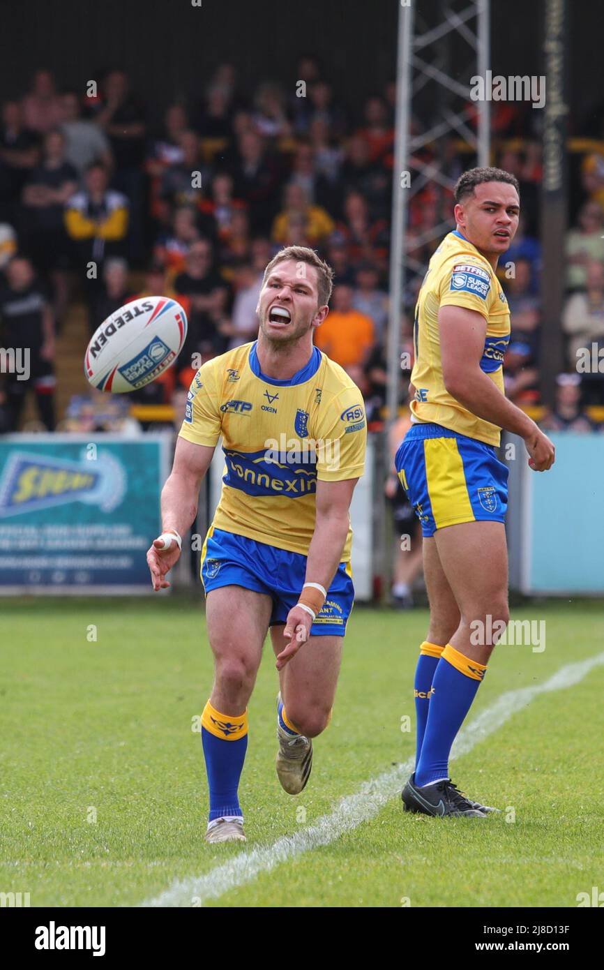 Matt Parcell #9 of Hull KR gets his pass away Stock Photo - Alamy