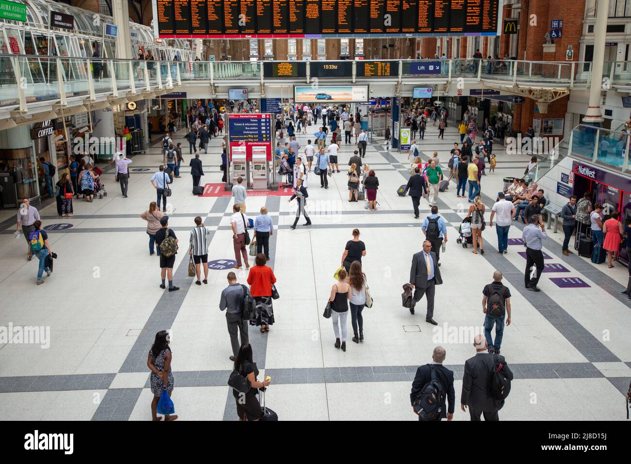 London commutors city hi-res stock photography and images - Alamy