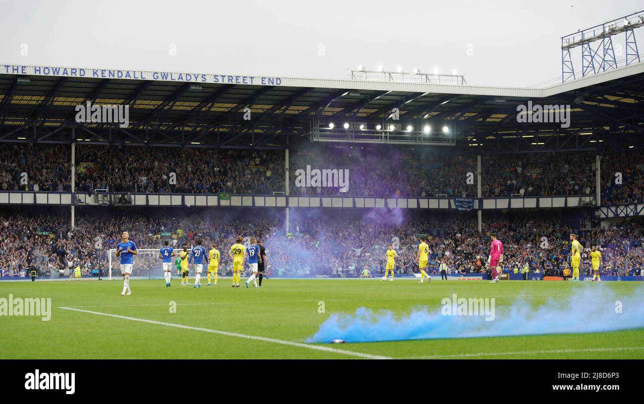 Richarlison flare hi-res stock photography and images - Alamy