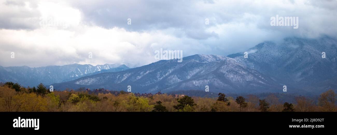 The Great Smoky Mountains covered in snow, Pigeon Forge, Tennessee ...
