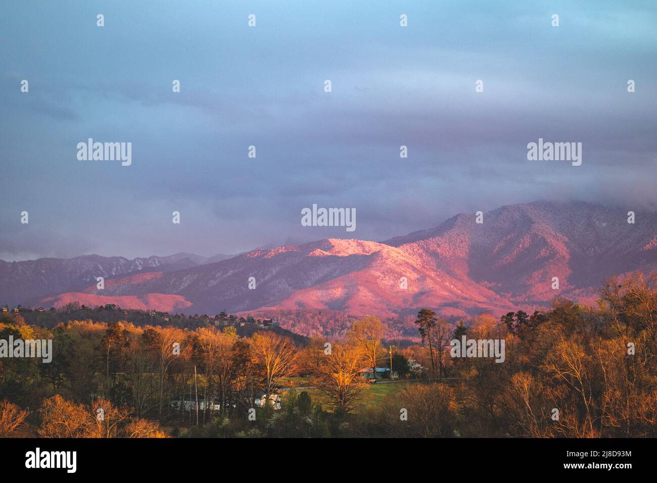 Sunlight dapples the Great Smoky Mountains, Pigeon Forge, Tennessee ...