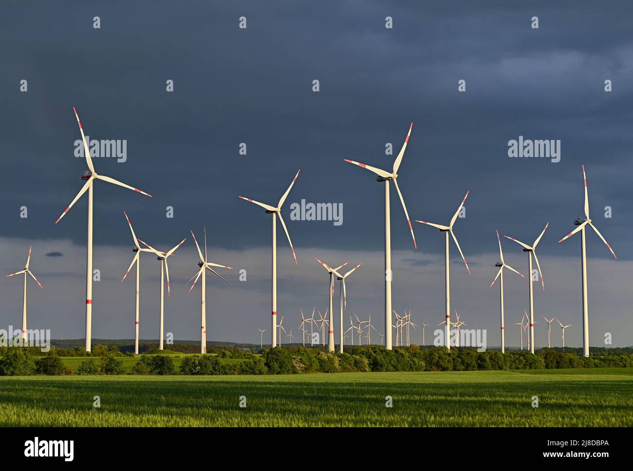 Sieversdorf, Germany. 13th May, 2022. Wind turbines at the "Odervorland ...