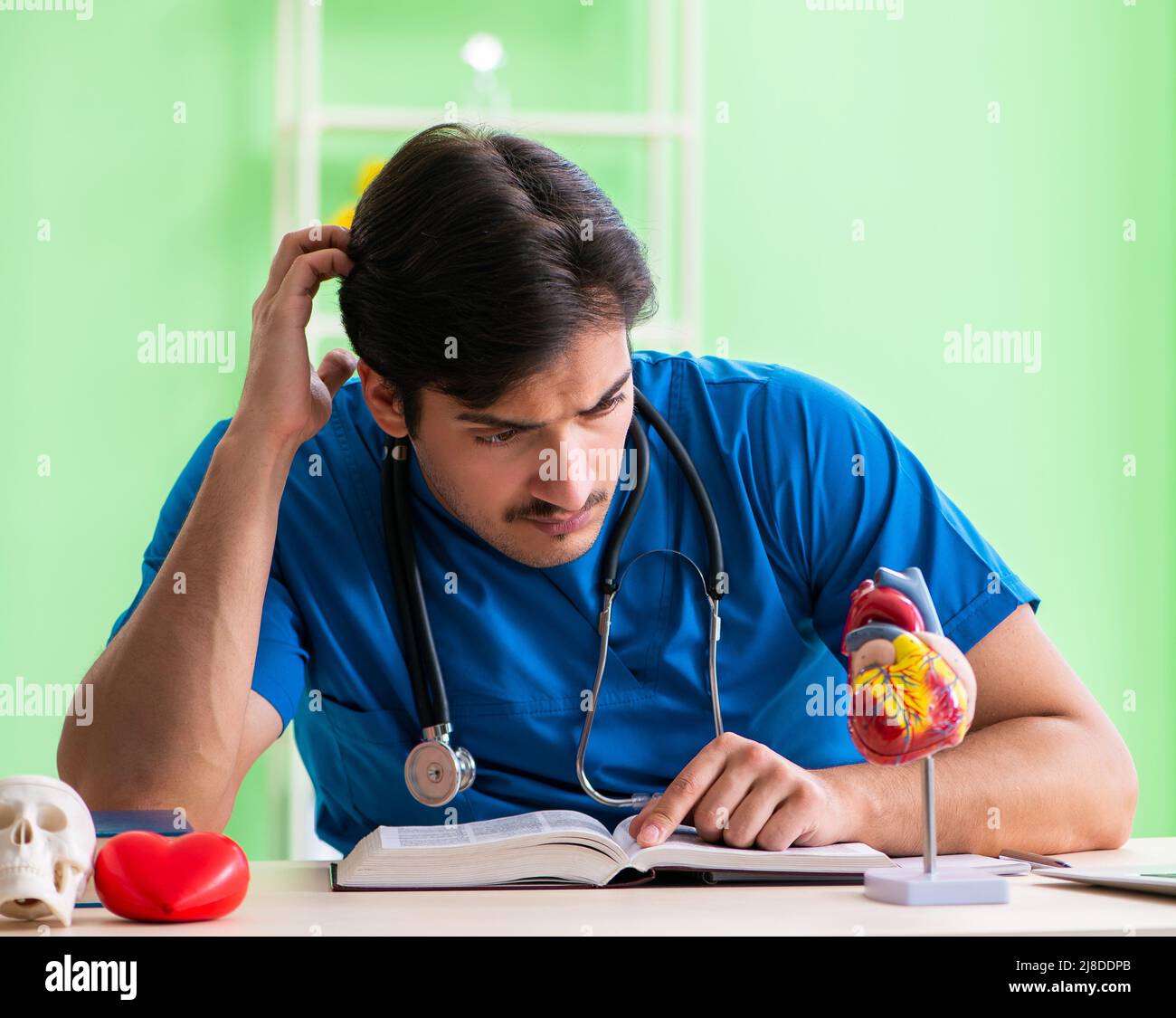 The doctor student explaining heart problems Stock Photo - Alamy
