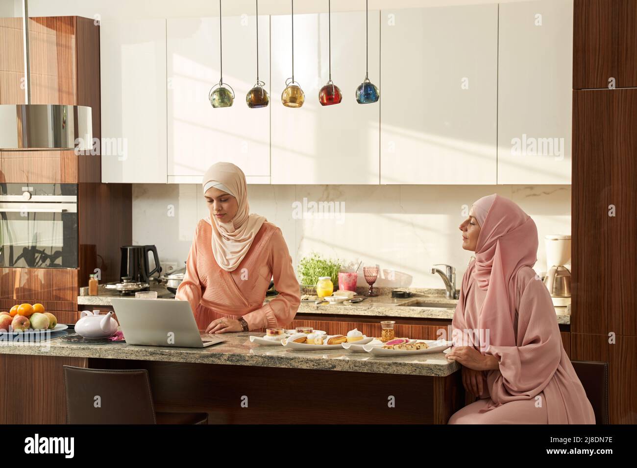Person home cooking arab hi-res stock photography and images - Alamy