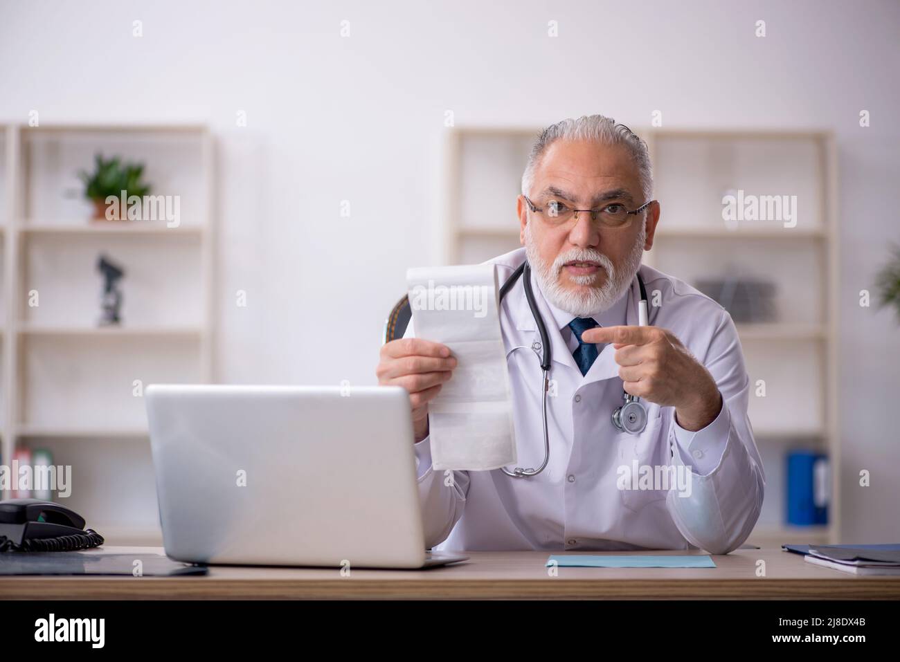 Old doctor radiologist working at the hospital Stock Photo - Alamy