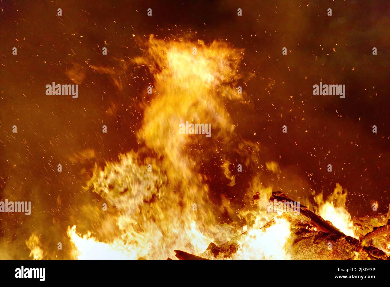 night shot of a bonfire Stock Photo - Alamy