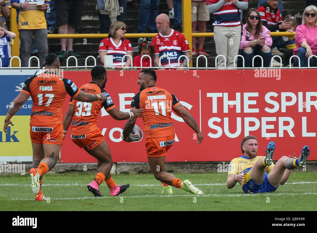 Kenny Edwards #11 of Castleford Tigers celebrates his try Stock Photo ...