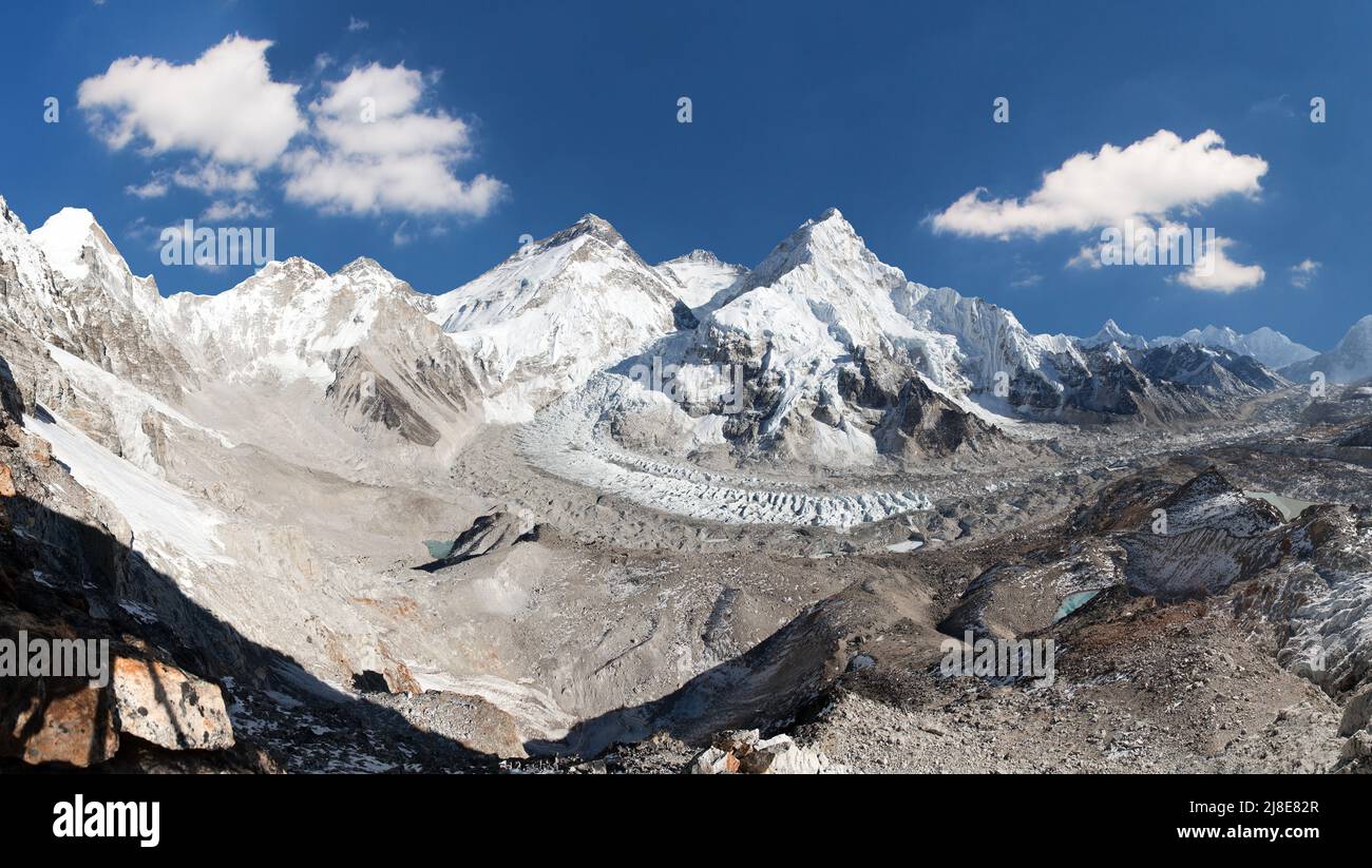Beautiful view of mount Everest, Lhotse and Nuptse from Pumo Ri base ...