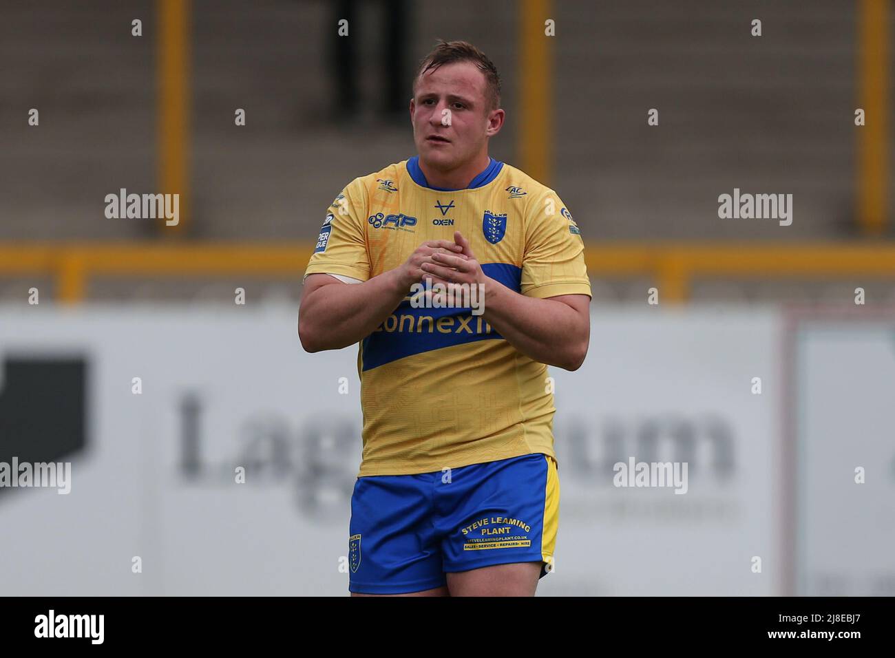 Greg Richards #25 of Hull KR applauds the travelling fans Stock Photo - Alamy