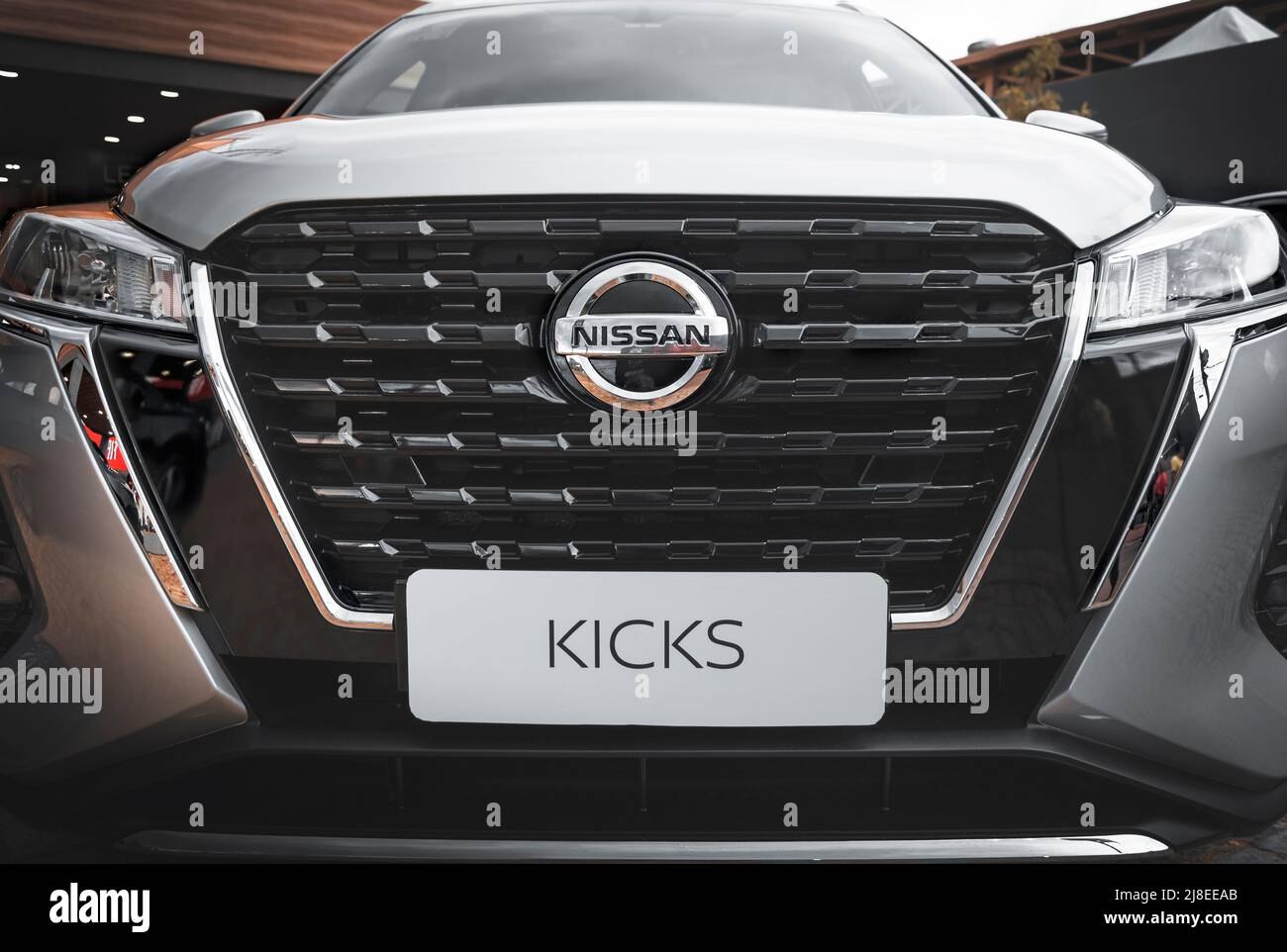 Front view of vehicle Nissan Kicks, model 2022, silver gray color ...