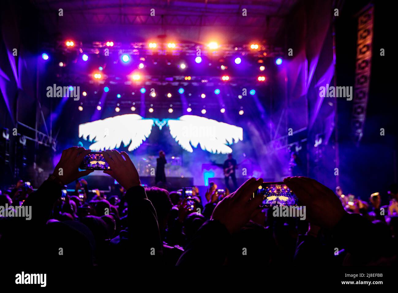 Hands phones on concert hi-res stock photography and images - Alamy