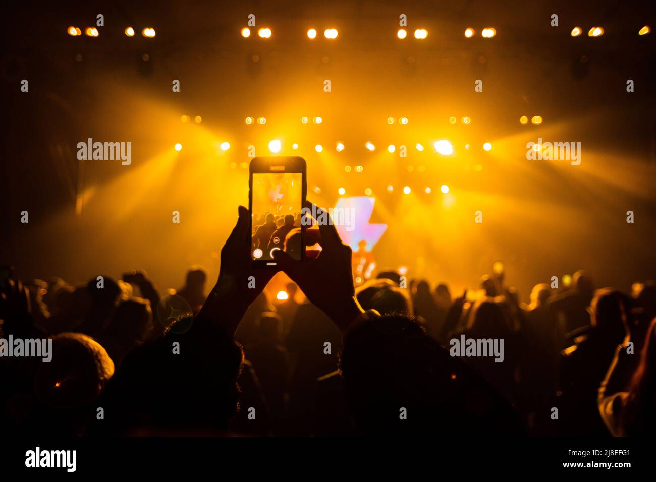 Hands phones on concert hi-res stock photography and images - Alamy