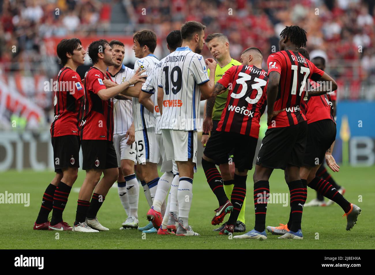 AC Milan players protests with Referee Daniele Orsato during the Serie ...