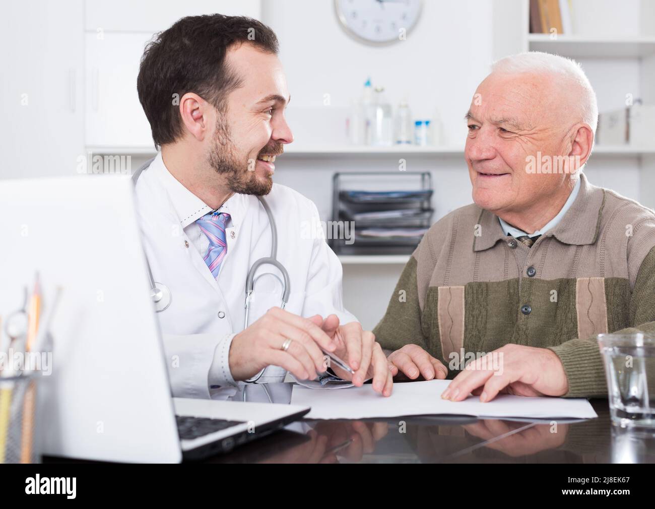 Old man visits doctor Stock Photo - Alamy
