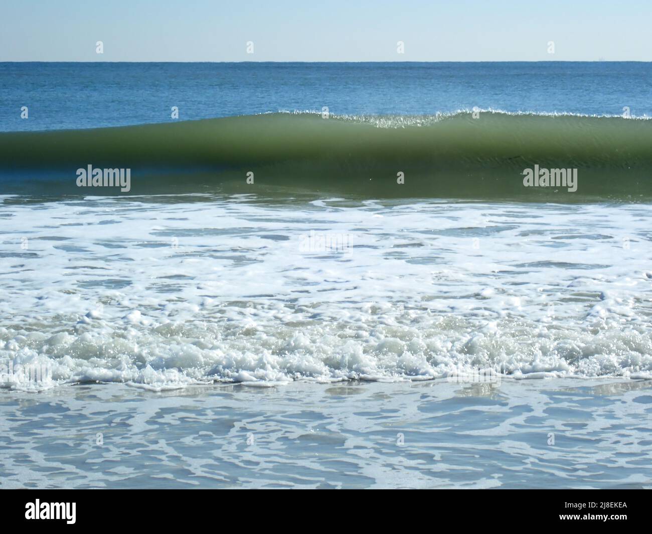 Ocean waves meeting the shore Stock Photo - Alamy