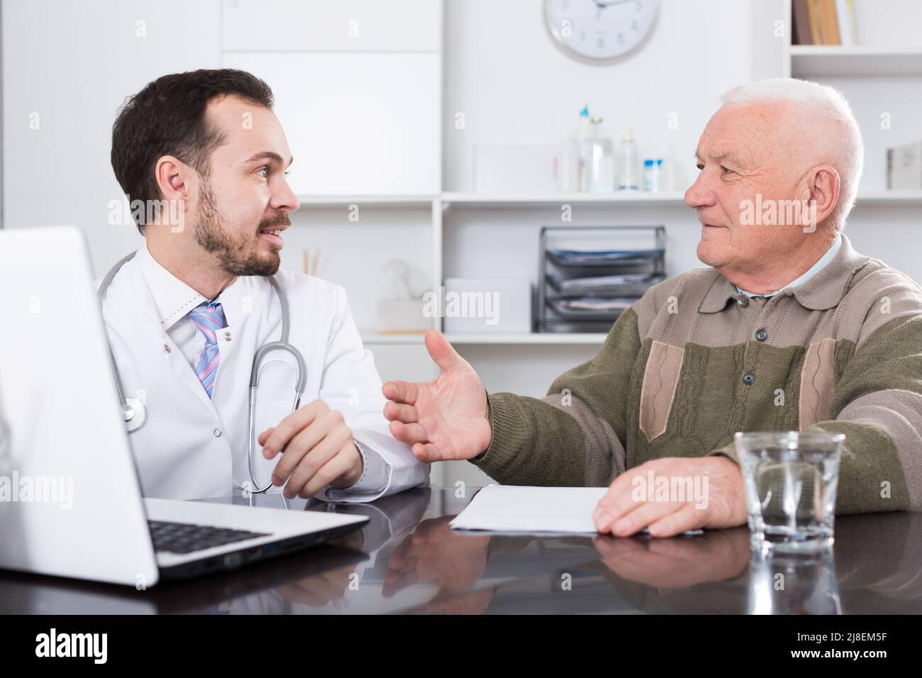 Old man visits doctor Stock Photo - Alamy