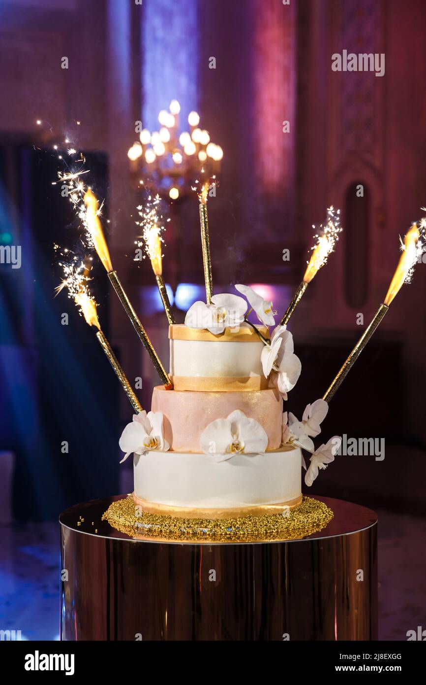 Multi level white wedding cake hi-res stock photography and images - Alamy