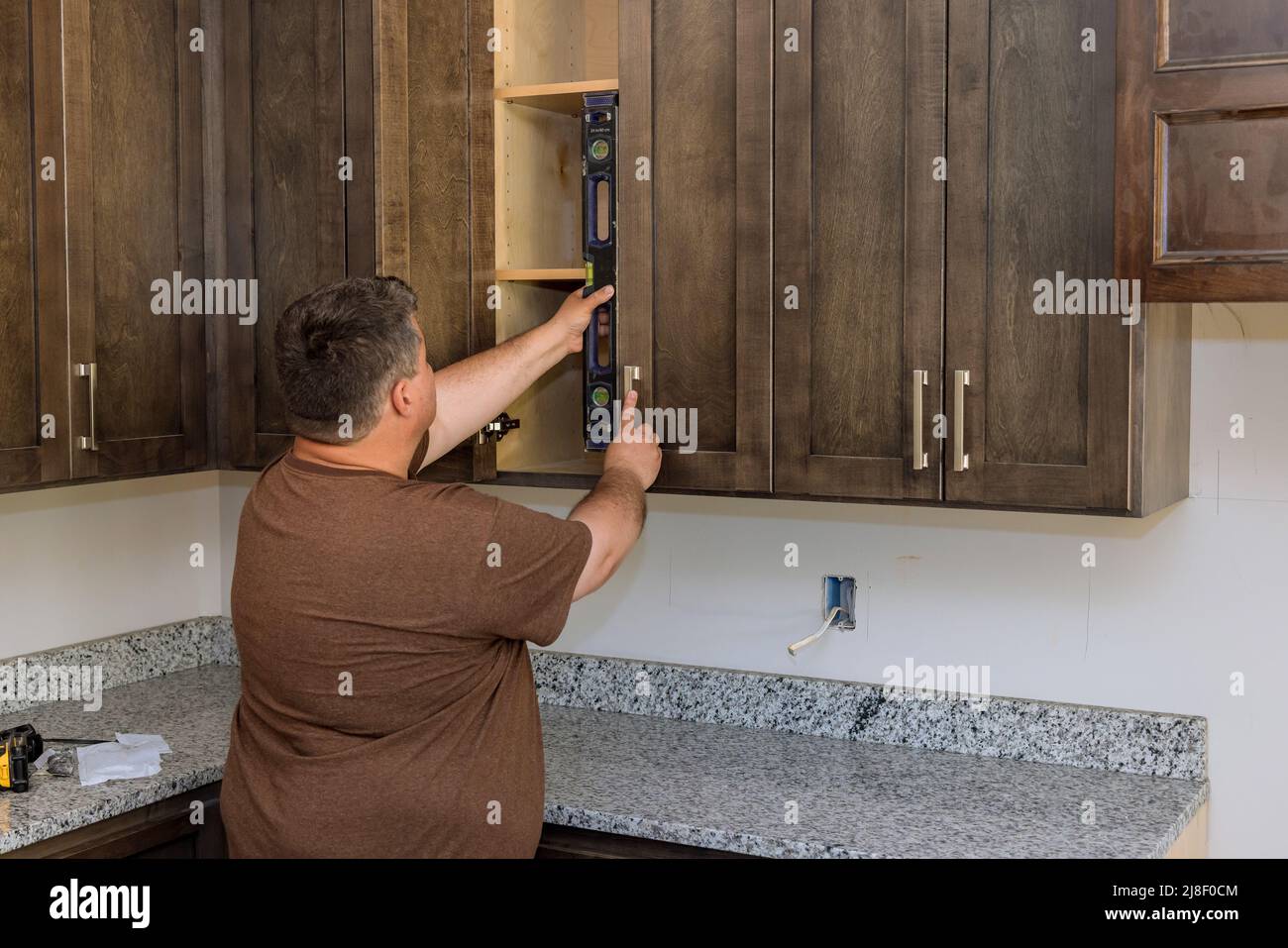 Checks level of adjusting the correct installation of the cabinet ...