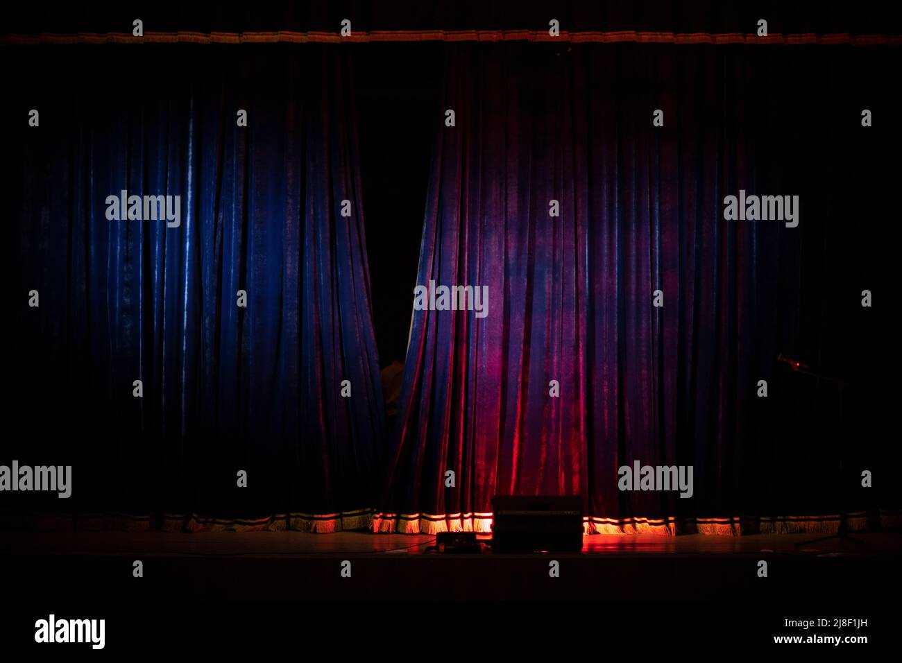 Curtain on stage hi-res stock photography and images - Alamy