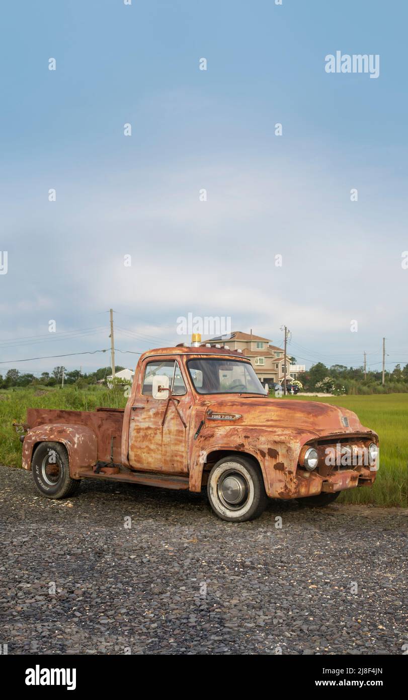 Classic old rusty ford F250 truck Stock Photo - Alamy