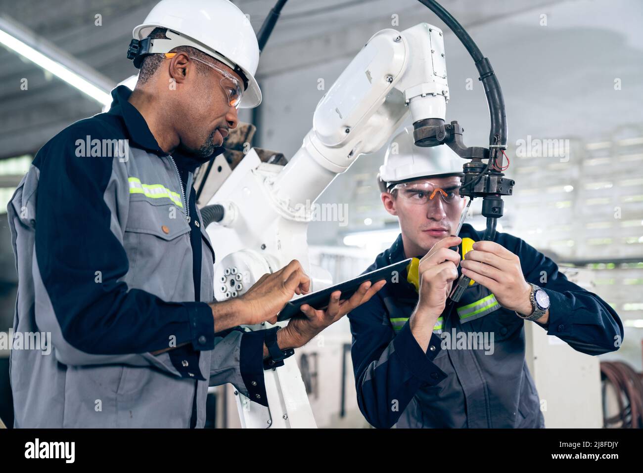 Assembly line workers automotive hi-res stock photography and images ...