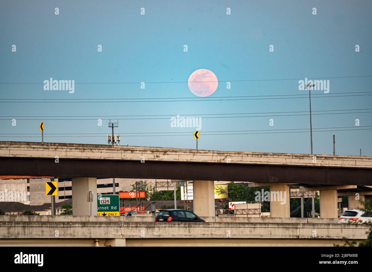 Austin, Texas, USA. 15 May, 2022. The full moon rises over the city of ...