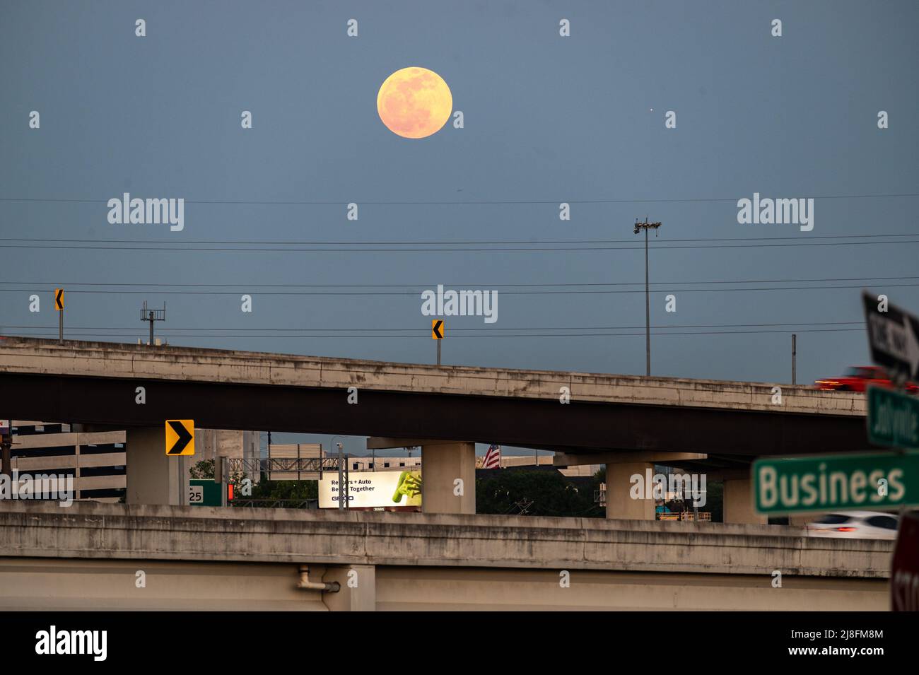 Austin, Texas, USA. 15 May, 2022. The full moon rises over the city of ...