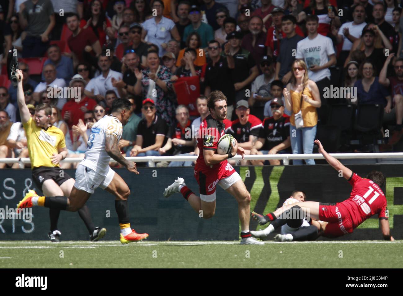 Pierre-Louis BARASSI of Lyon and Malakai FEKITOA of Wasps during the ...