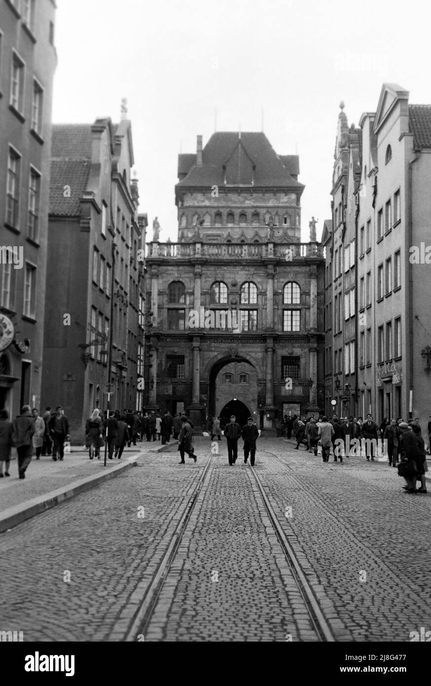 Langgasser Tor mit dem Stockturm im Hintergrund, circa 1964. Gdansk ...