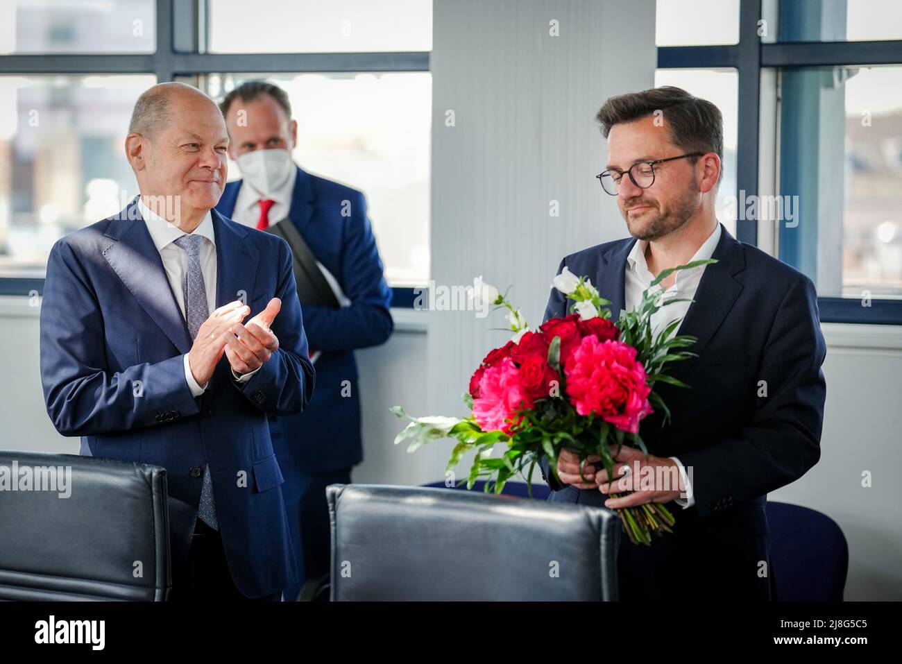 Berlin, Germany. 16th May, 2022. Chancellor Olaf Scholz (l, SPD ...