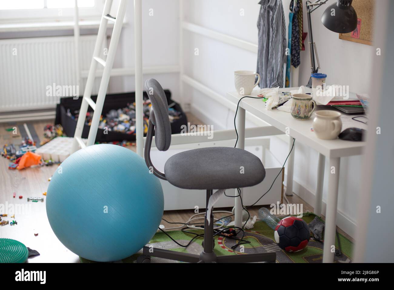 Untidy room hi-res stock photography and images - Alamy