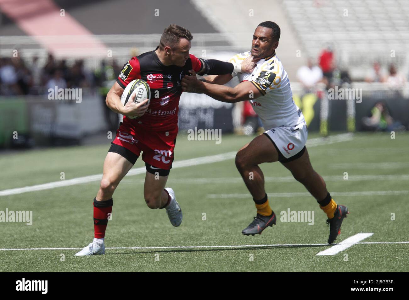 Toby ARNOLD of Lyon and Zach KIBIRIGE of Wasps during the EPCR ...