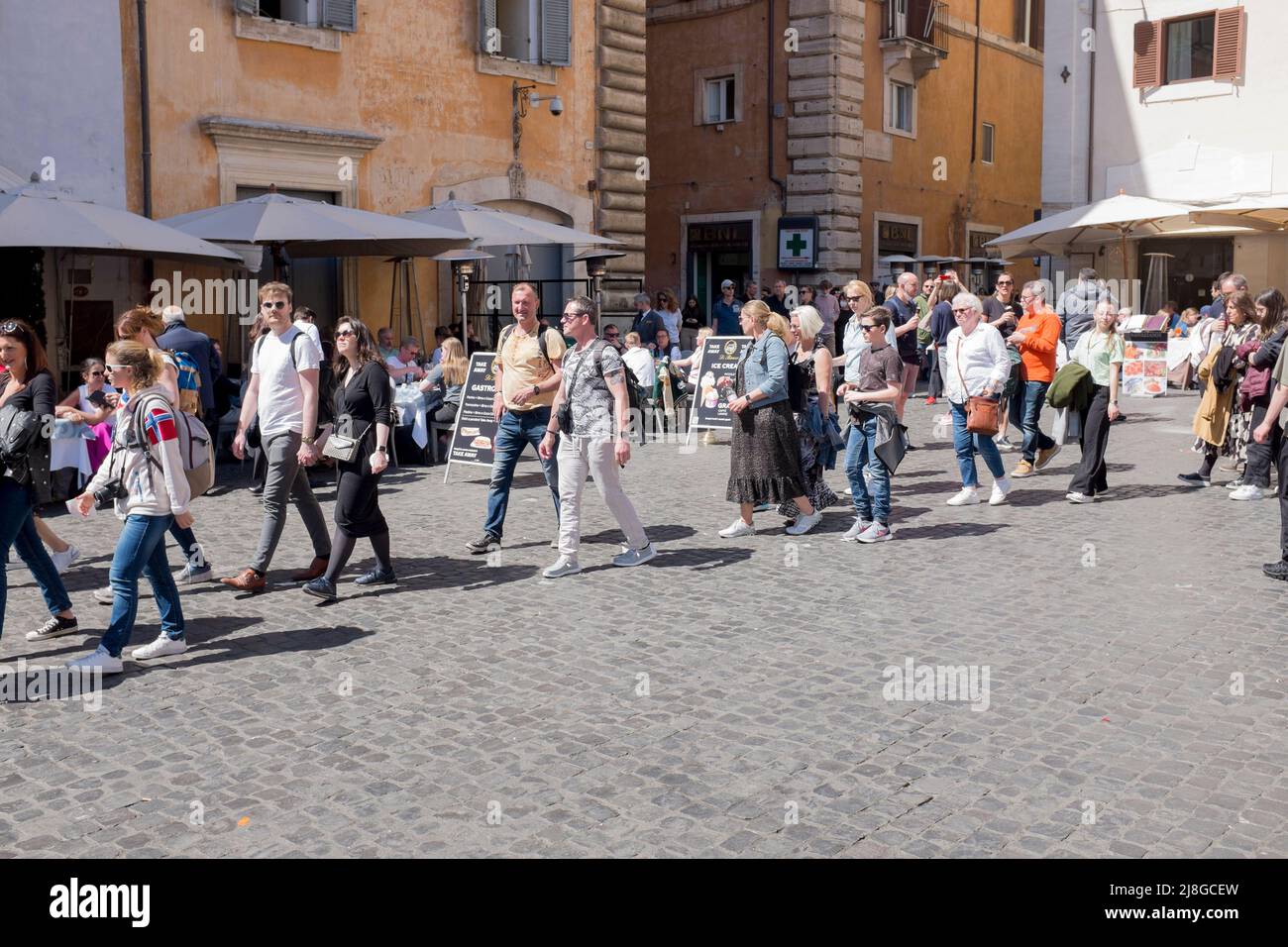 Tourists queue in line to enter the Pantheon Rome Italy Stock Photo - Alamy